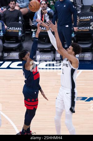 San Antonio Spurs forward Victor Wembanyama, center, talks with ...