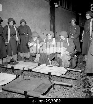 Soldatinnen transportieren eine Simulantin, Luzern 1950#Women soldiers ...