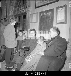 Jacobo Arbenz Guzman und Familie, Bahnhof Visp 1955#Jacobo Arbenz ...