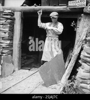 Verarbeitung von Schiefer in Termen, Wallis; 1946#Termen, Slate mine in ...