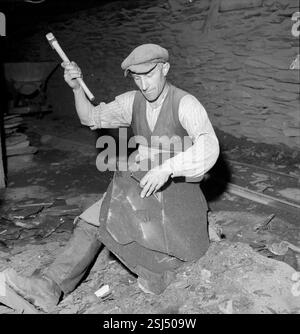 Verarbeitung von Schiefer in Termen, Wallis; 1946#Termen, Slate mine in ...
