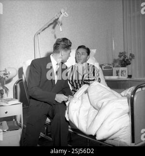 Ferdi Kübler nach Mandeloperation im Spital 1955#Ferdi Kübler after ...
