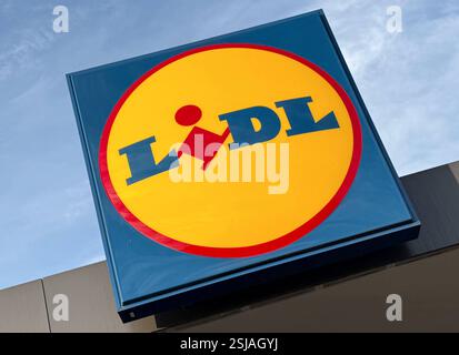 Außenwerbung Logo LIDL *** Outdoor advertising logo LIDL Copyright ...