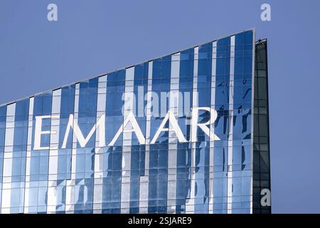 Emaar Properties logo on glass building. Dubai, UAE - 1 NOV 2023 Stock ...