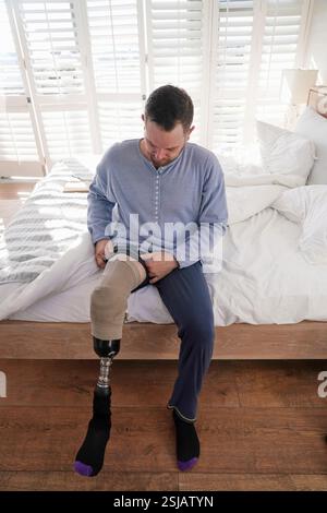 Man attaching leg prosthesis Stock Photo - Alamy