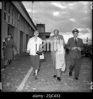 Ankunft von Exkönig Umberto II. von Italien und Familie in Genf, 1954# ...