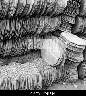 Verarbeitung von Schiefer in Termen, Wallis; 1946#Termen, Slate mine in ...