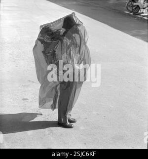 Schweizer Soldat im neuen ABC-Schutzumhang 1966#Swiss Soldier in new ...