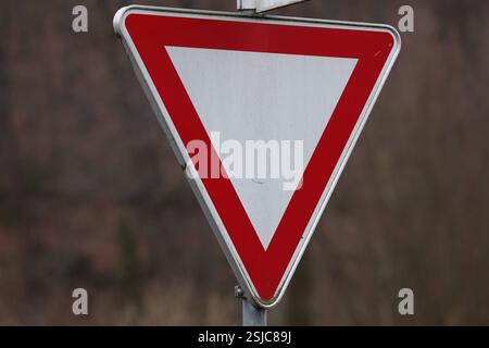 Verkehrszeichen, Vorfahrt gewaehren gewähren. Verkehrszeichen im ...