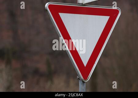 Verkehrszeichen, Vorfahrt gewaehren gewähren. Verkehrszeichen im ...
