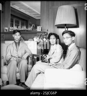 Prinz Ananda Mahidol, Prinzessin Galyani, Prinz Bhumibol, 1945#Prince Ananda Mahidol, princess ...