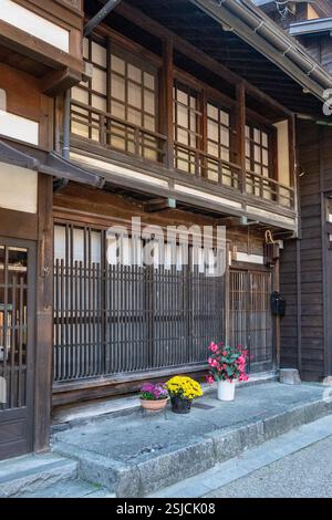 Traditional old Japanese wooden buildings with tourists in Gion, Kyoto ...