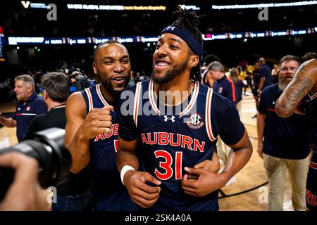 Auburn forward Chaney Johnson (31) drives against Michigan forward Will ...