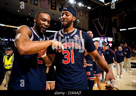 Auburn forward Chaney Johnson (31) drives past Georgia center ...