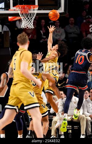 Vanderbilt guard Tyler Tanner (3) shoots the ball over Auburn center ...