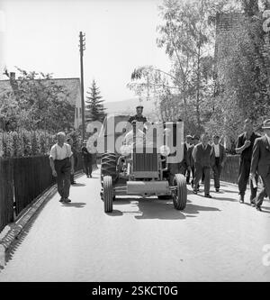 Holzvergaser-Traktor am Traktorenkurs in Winterthur 1941#Tractor with ...