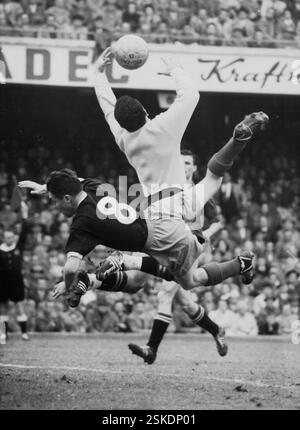 Länderspiel Schweiz - Schottland, Basel, 1957: Vonlanthen, Younger# ...