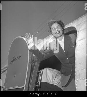 beim Öffnen der Flugzeugtür--- Swissair Stewardess Heidi Jaeger in den ...