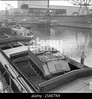 Verlad der ersten Schützenpanzer M-113 im Rheinhafen, Basel 1964# ...