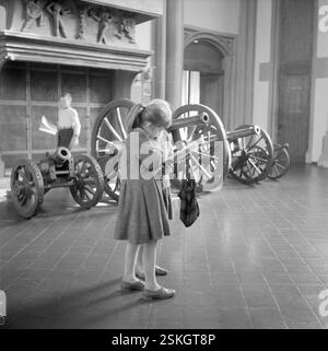Kinder besuchen das Landesmuseum Zürich 1957#Children visiting the ...