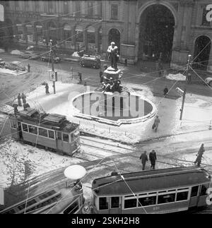 Bahnhofplatz Zürich mit Alfred Escher Denkmal, 1973#Bahnhofplatz Zurich ...