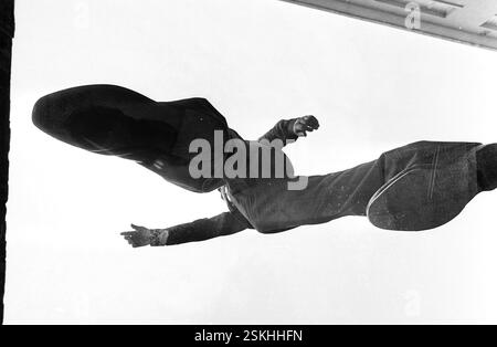 Mensch auf Glas stehend, von unten fotografiert, 1969#Man standing on ...