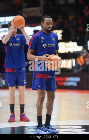 Kevin Punter (FC Barcelona Basket, #00) with ball with Isiaha Mike (FC ...