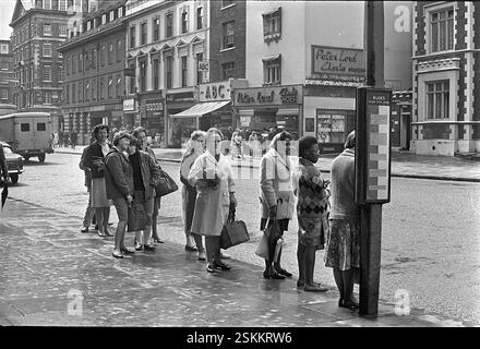 Menschen warten auf den Bus, Haltestelle Vieux-Port, Marseille ...