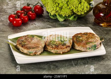 Roasted tuna medallion with broccoli cabbage Stock Photo - Alamy