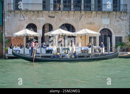 Gondel, Restaurant am Palazzo Ca da Mosto, Canal Grande, Venedig ...