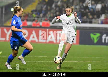 Lynn Wilms (2, VfL Wolfsburg) im Zweikampf mit Marlene M?ller (27, RB ...