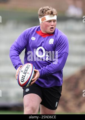 England's Fin Baxter (centre) during a Captain's Run at the Allianz ...