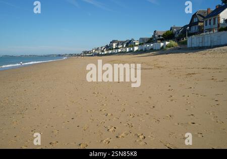 Jullouville beach (Manche, Normandy, France Stock Photo - Alamy