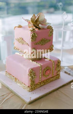 The cake is beautiful for weddings birthday and festive wedding Cake ...