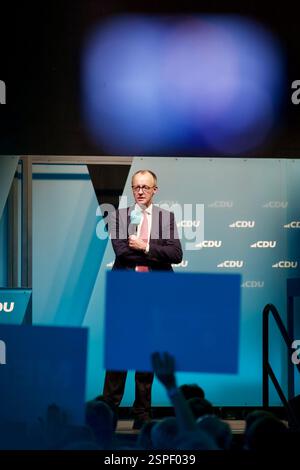 Chancellor Friedrich Merz (CDU) speaks with journalists aboard an ...