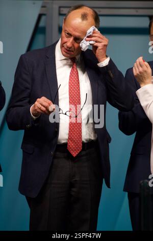 Chancellor Friedrich Merz (CDU) speaks with journalists aboard an ...