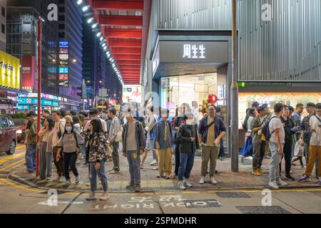 Passanten, Geschäfte, Straßenszene, Nathan Road, Viertel Tsim Sha Tsui, Kowloon, Hongkong ...