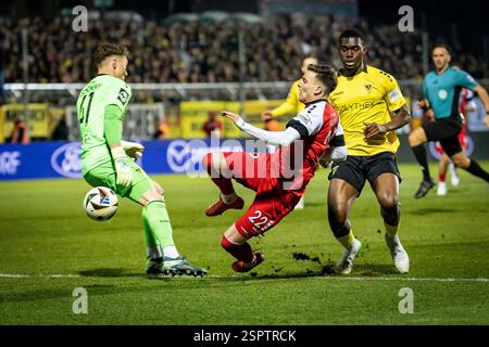 Jan Olschowsky (Alemannia Aachen #1) und Luka Duric (TSG 1899 Hoffenheim II #10) -- DFL ...