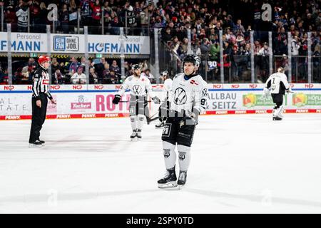 Matt White (Grizzlys Wolfsburg, #97) Robin Norell (Iserlohn Roosters ...