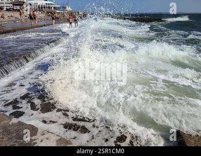 Big Wave Splash, a lot of splashes and water soared up. Small and huge ...