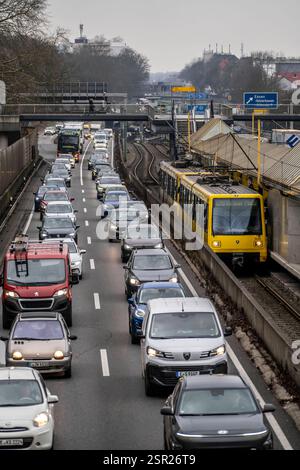 Stau auf derAutobahn A40, in beide Fahrtrichtungen, U-Bahn U 18 auf der ...