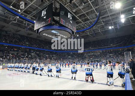 Mannheim, Deutschland. 14th Feb, 2025. John Gilmour Adler Mannheim #7 ...