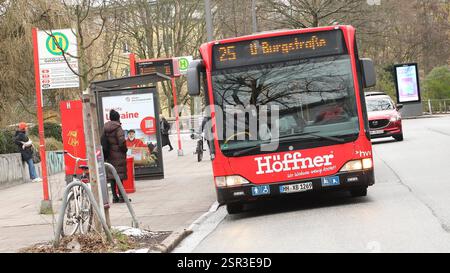Ein Bus der Linie 25 in Richtung U-Bahnhof Burgstraße fährt die ...