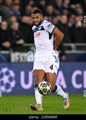 Isak Hien of Atalanta BC play the ball during Atalanta BC vs AS Roma ...