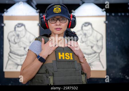 Female HSI agents on the firing range Stock Photo - Alamy