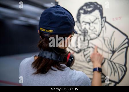 Female HSI agents on the firing range Stock Photo - Alamy