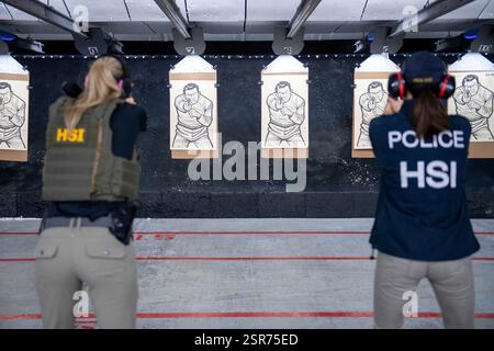 Female HSI agents on the firing range Stock Photo - Alamy