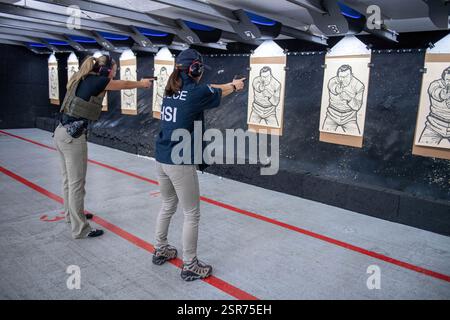 Female HSI agents on the firing range Stock Photo - Alamy