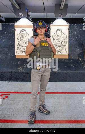 Female HSI agents on the firing range Stock Photo - Alamy