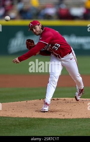 Arkansas pitcher Zach Root (33) throws a pitch against Washington State ...